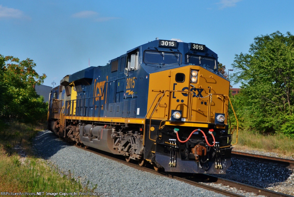 CSX 3015 is west at Quaker Square.